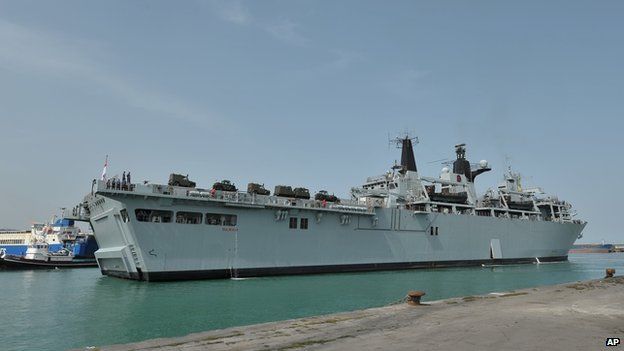 HMS Bulwark 'rescuing 500 migrants off Libya' - BBC News