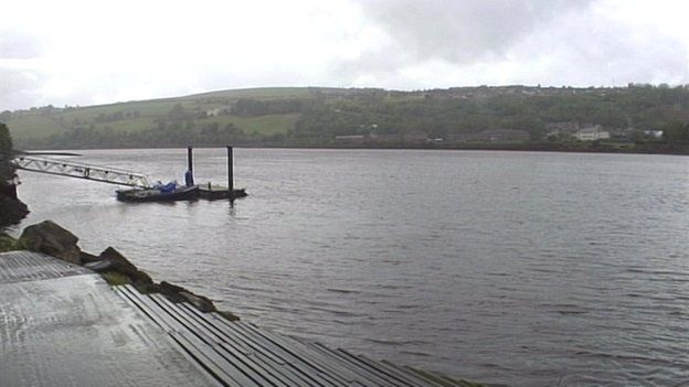 River Foyle: 26 rescued after canoes capsize - BBC News