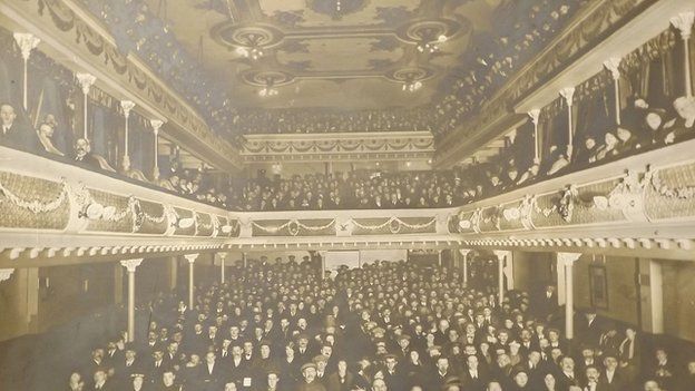 Leeds City Varieties music hall celebrates 150 years - BBC News