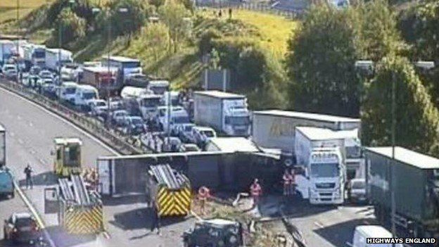 M62 reopens after serious crash near Rochdale - BBC News