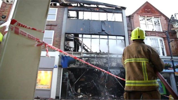 Maidstone shops remain closed after Week Street fire - BBC News
