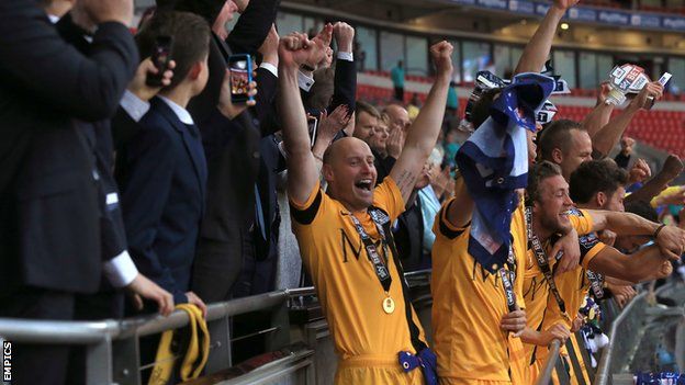 Adam Barrett: Southend United defender signs one-year deal - BBC Sport