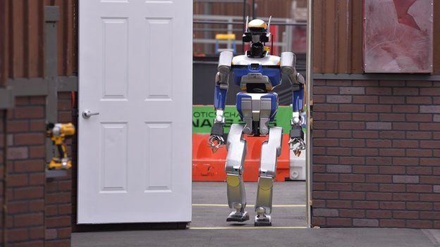 Falls of the robots: Disaster droids struggle to stay upright - BBC News