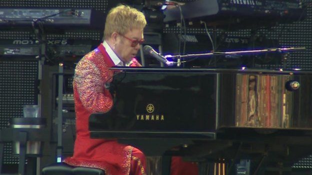 Elton John likens concert steward to Hitler - BBC News