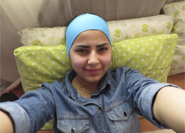 Syrian refugees share 'safe space' - BBC News