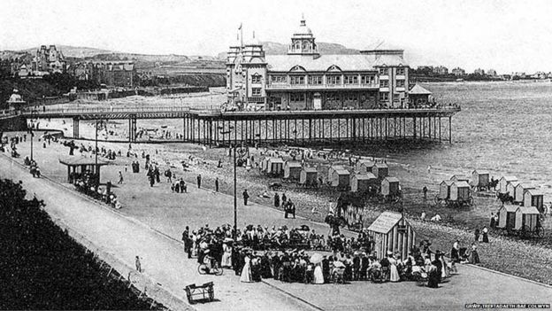 Lluniau: Pier Bae Colwyn // Colwyn Bay pier in pictures - BBC Cymru Fyw
