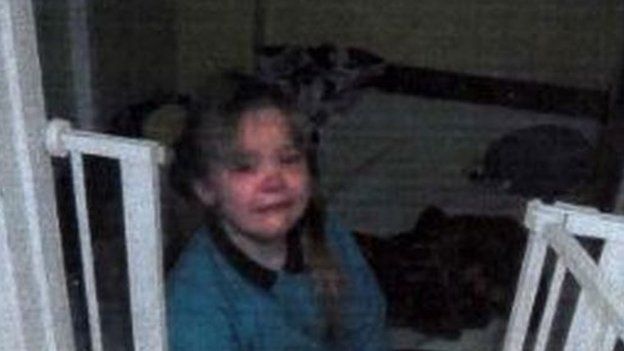 Investigation call over crying child photos - BBC News