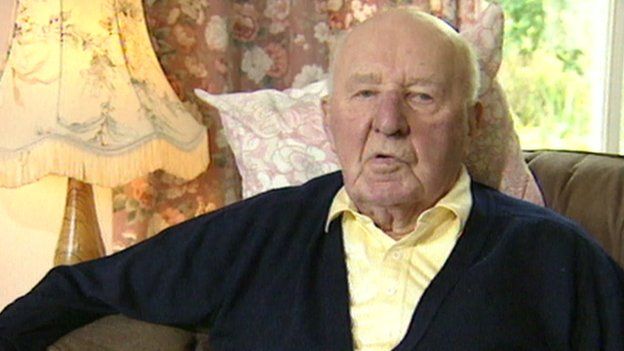 Original boat takes part in 75th St Malo evacuation anniversary - BBC News