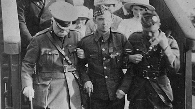 Tributes paid to gallantry honour soldier William Angus - BBC News