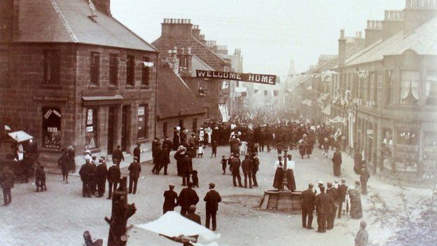 Tributes paid to gallantry honour soldier William Angus - BBC News