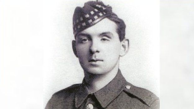 Tributes paid to gallantry honour soldier William Angus - BBC News