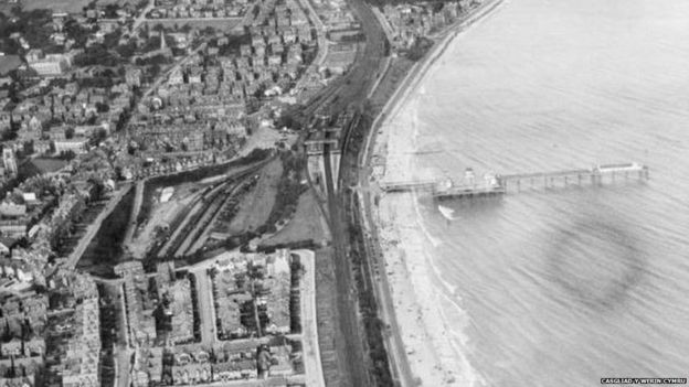 Lluniau: Pier Bae Colwyn // Colwyn Bay pier in pictures - BBC Cymru Fyw