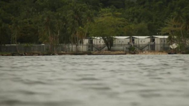 Australia refugees: Detention centre 'gag' angers medics - BBC News