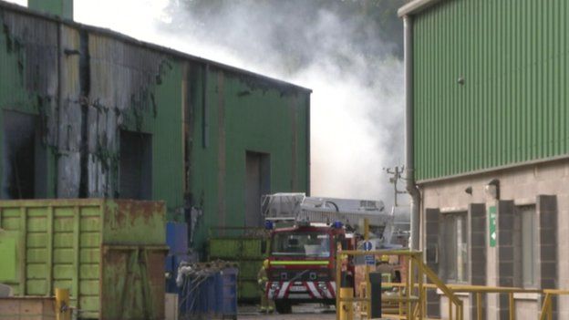 Newry: 50 firefighters tackle large fire - BBC News