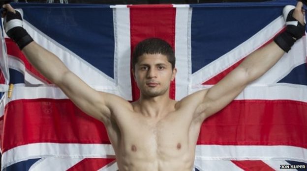 Refugee boxer dedicates fight to Britain - BBC News