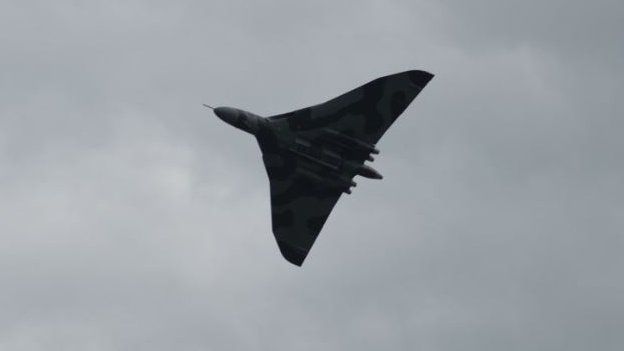 Vulcan bomber makes final appearance at RAF Cosford - BBC News