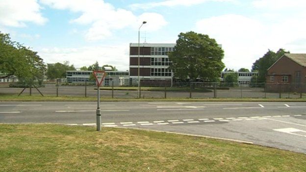 Wokingham parade marks REME regiment's Arborfield departure - BBC News
