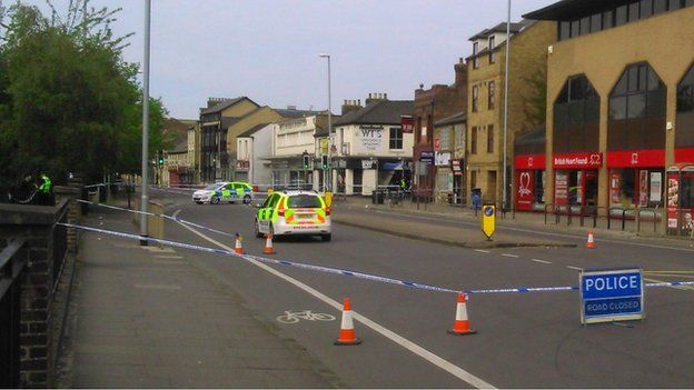 Two men arrested after Cambridge East Road stabbing - BBC News