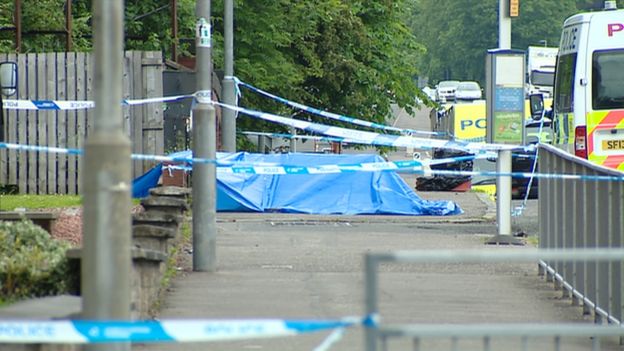 Driver 'not traced' in Glasgow street murder probe - BBC News