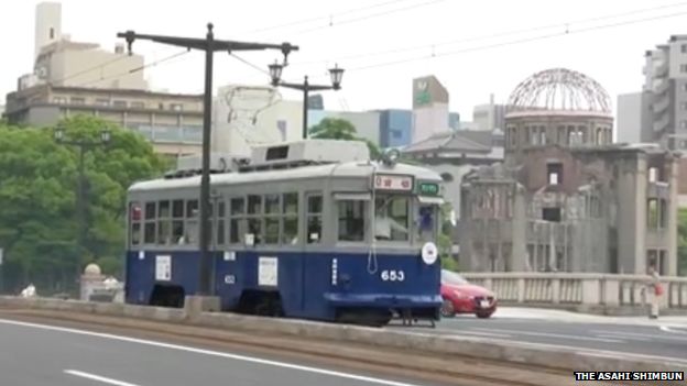 Japan: Wartime tram restored for Hiroshima anniversary - BBC News