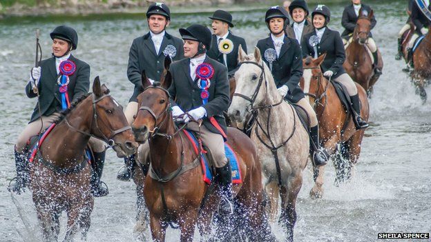 Riders flock to Melrose festival - BBC News