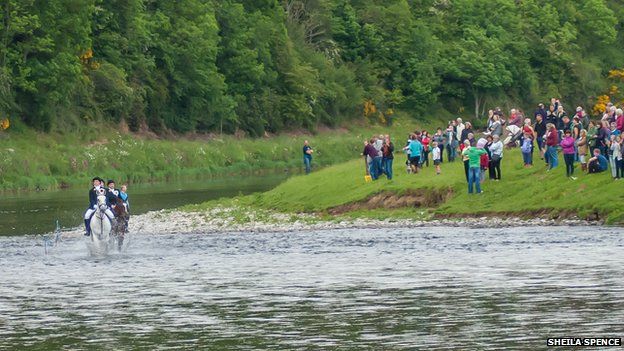 Riders flock to Melrose festival - BBC News