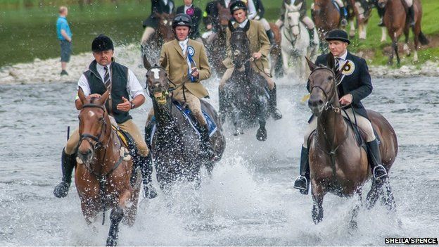Riders flock to Melrose festival - BBC News