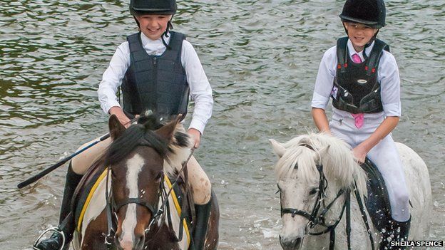 Riders flock to Melrose festival - BBC News
