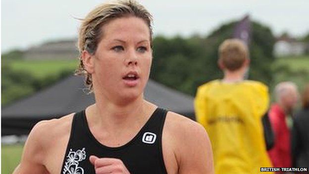 Record-breaking swimmer Katie Henderson dies in road crash - BBC News
