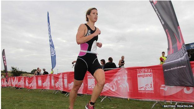 Record-breaking swimmer Katie Henderson dies in road crash - BBC News