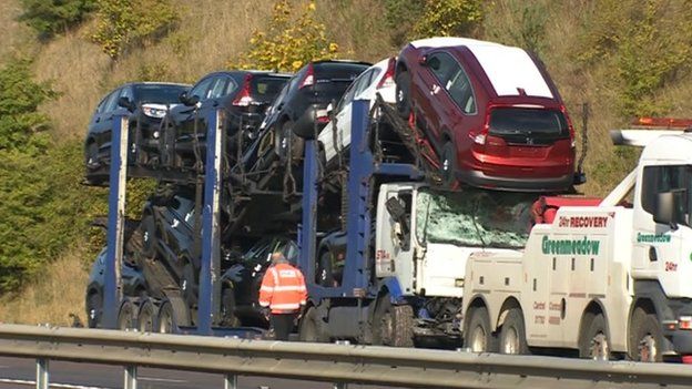 Car transporter crash closes M4 in Wiltshire - BBC News