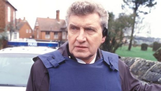 Actor Malcolm Tierney dies aged 75 - BBC News