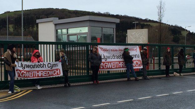 Welsh language campaigners chained to government office gates - BBC News