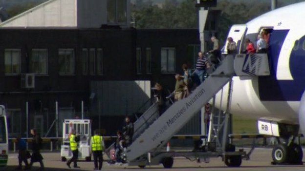 Dreamliner makes emergency landing at Glasgow Airport - BBC News