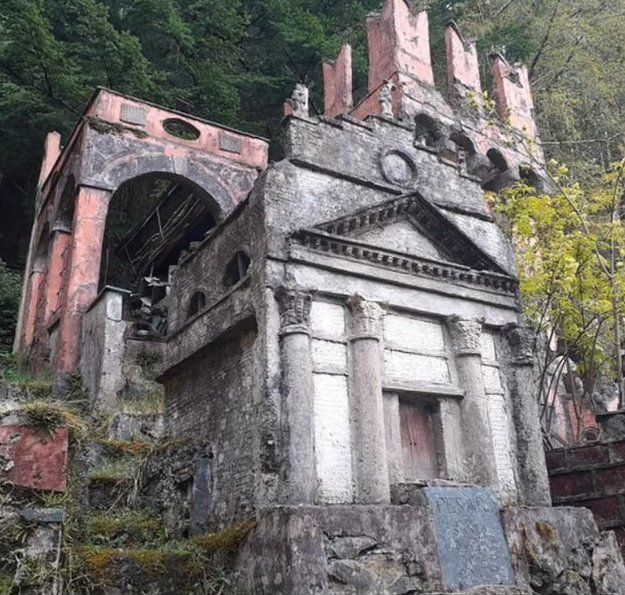 Secret garden of mini Italian buildings to be conserved - BBC News