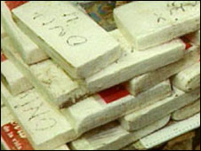 Polícia chilena apreende malas feitas de cocaína - BBC News Brasil