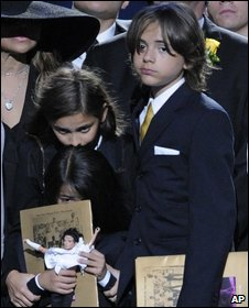 Mark Lester nhận là cha của Paris - BBC News Tiếng Việt