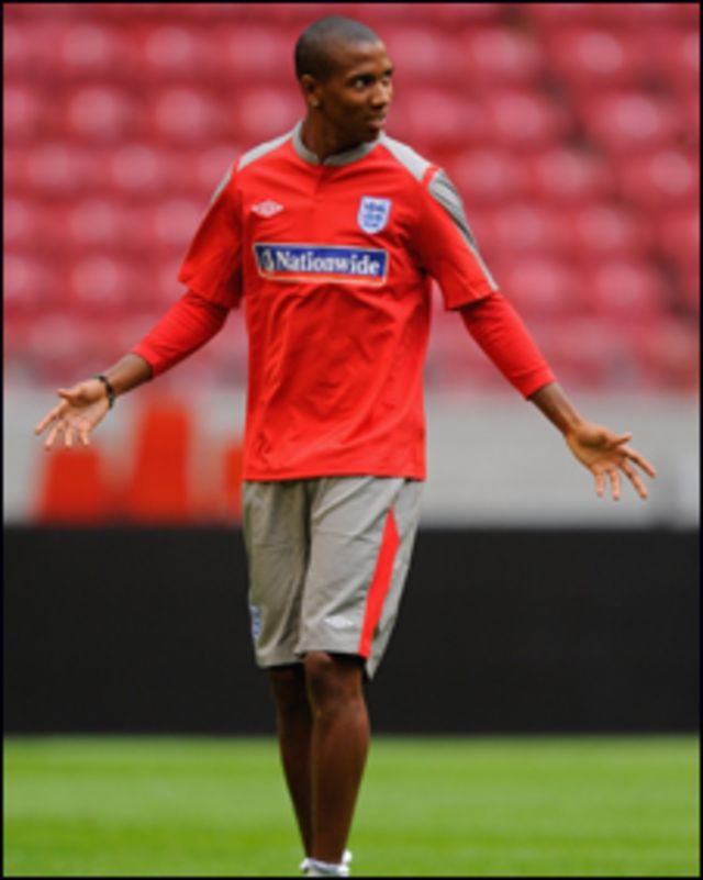 Ashley Young nhận vị trí của Gerrard - BBC News Tiếng Việt