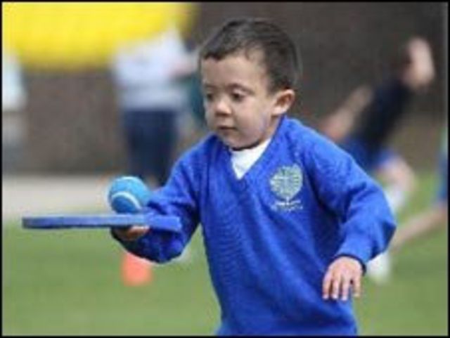 Menino britânico sobrevive a duas leucemias e três transplantes - BBC ...