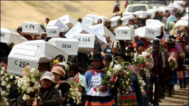 Perú: funeral colectivo 25 años después - BBC News Mundo