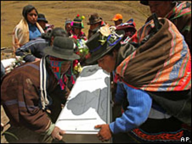 Perú: funeral colectivo 25 años después - BBC News Mundo