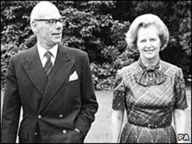 تھیچر کے لیے کراٹے کی ماہر خواتین کی پیشکش - BBC News اردو