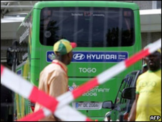 Atacan a tiros el bus del equipo de Togo - BBC News Mundo