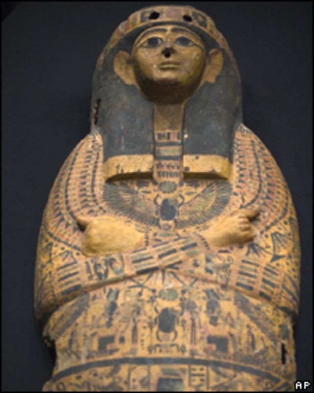 Sarcófago de três mil anos é retornado ao Egito - BBC News Brasil