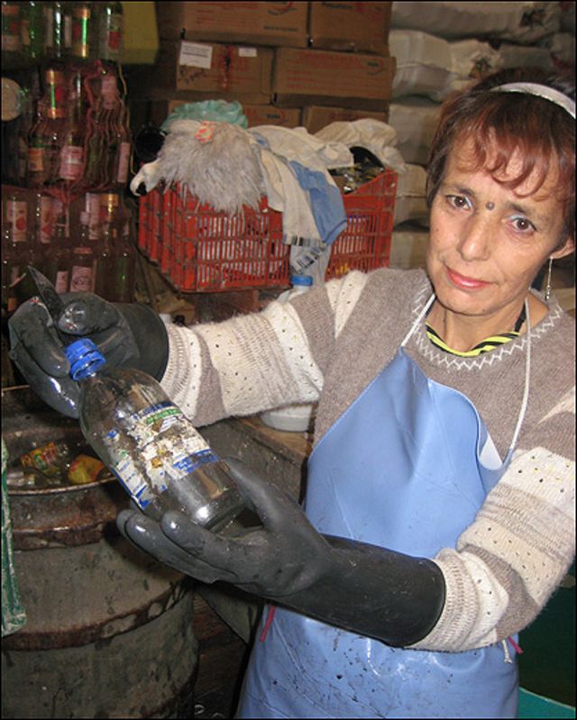 Mujeres colombianas "embellecen" botellas para reciclarlas - BBC News Mundo