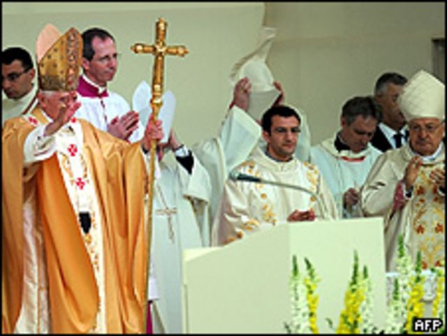 El Papa visitó el polémico sudario de Turín - BBC News Mundo