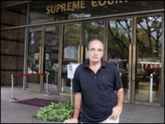 因书获罪 英作家新加坡获保释 - BBC News 中文