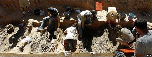 Exhuman fosa común en España - BBC News Mundo