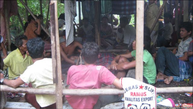 Foto korban tsunami Mentawai - BBC News Indonesia
