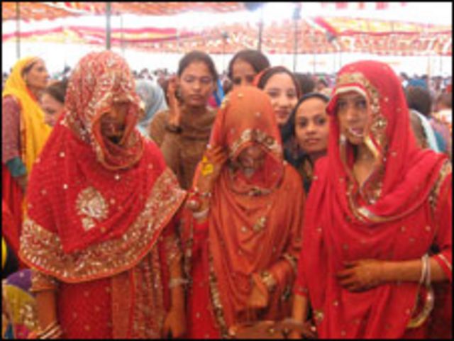 तीन लाख में 51 विवाह - BBC News हिंदी